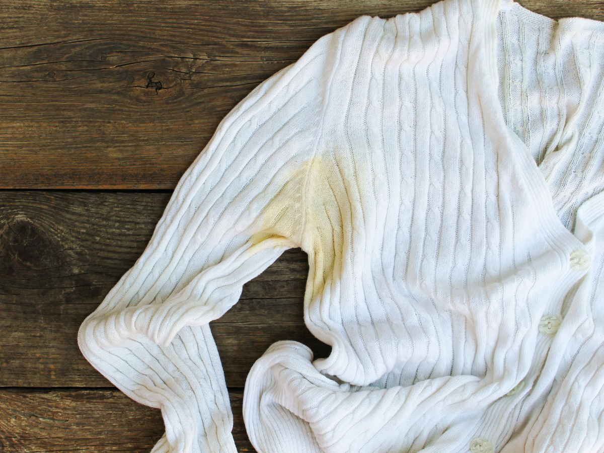 Ta domowa pasta wywabia żółte plamy pod pachami. Białe bluzki będą jak ...