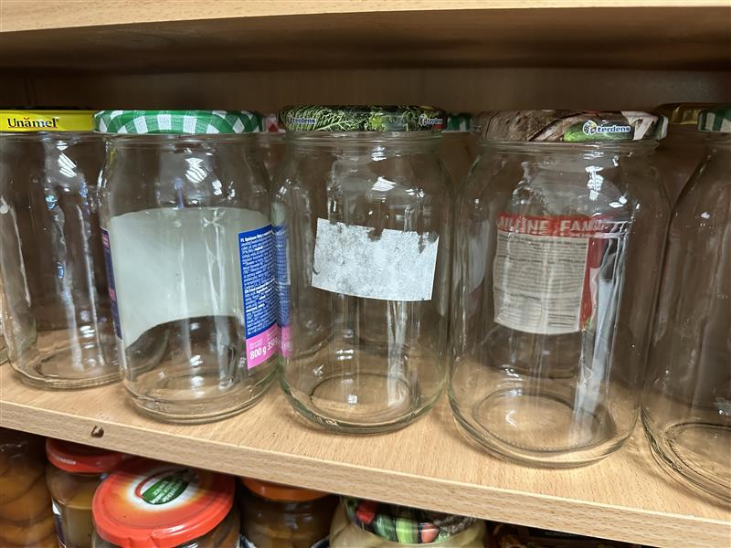 Jak usunąć naklejki ze słoików? Posmaruj tym i problem z głowy - Story.pl