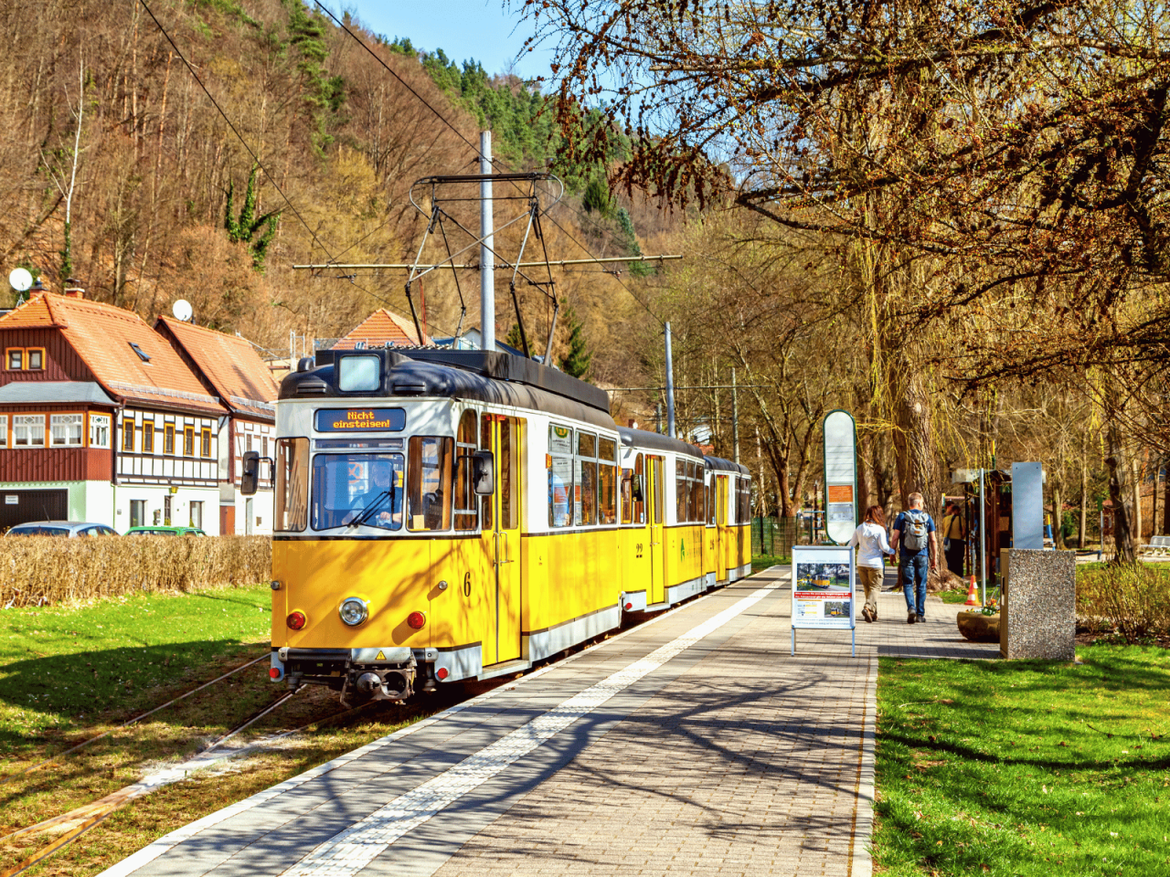 Tramwajem przez park narodowy w dolinie rzeki. Saska Szwajcaria kryje ...